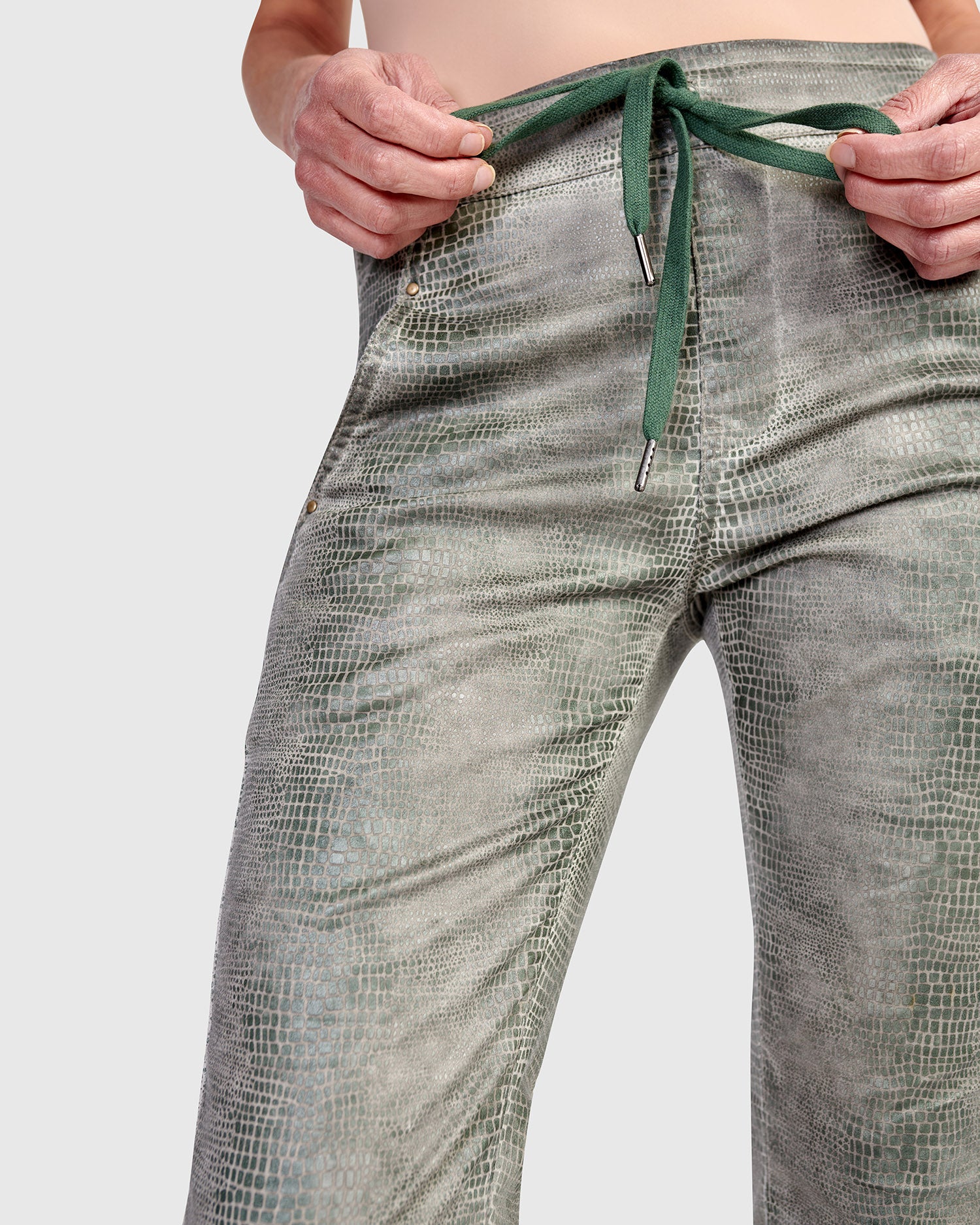 Serpent Iconic Stretch Jeans, Saladine – Alembika U.S.