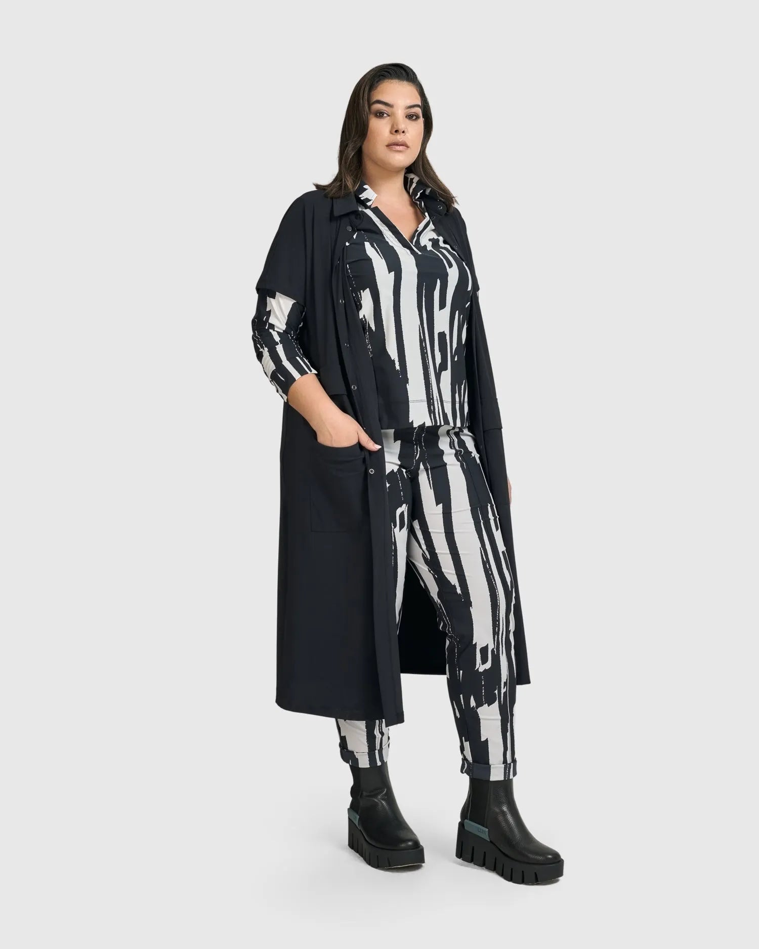 Matrix Short Sleeve Duster, Black – Alembika U.S.