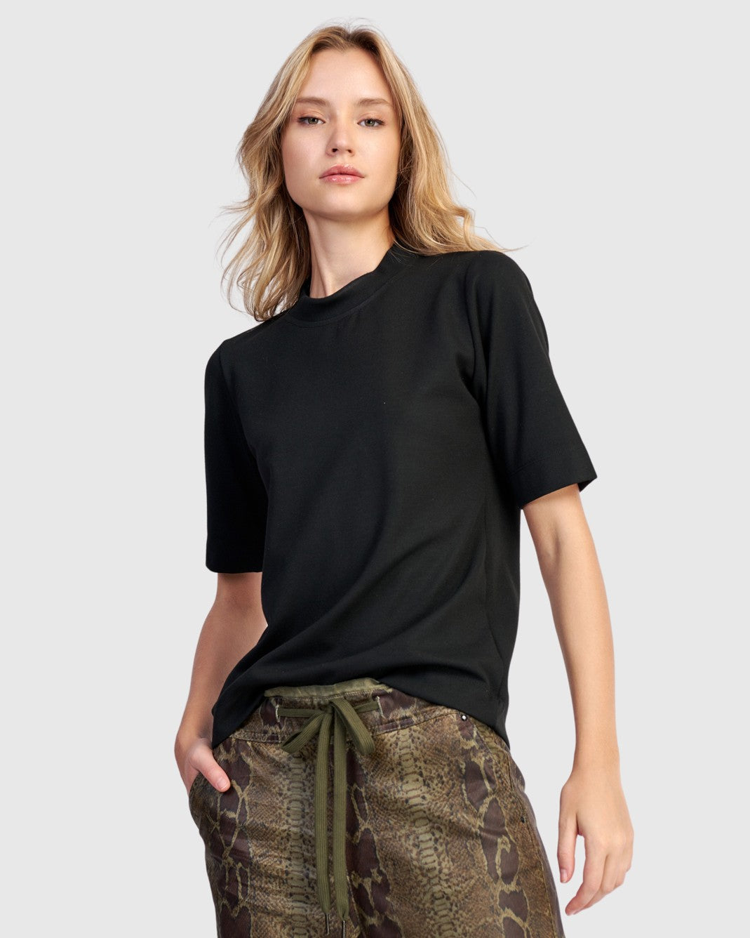 Essential Heavyweight Mockneck Tee, Black – Alembika U.S.