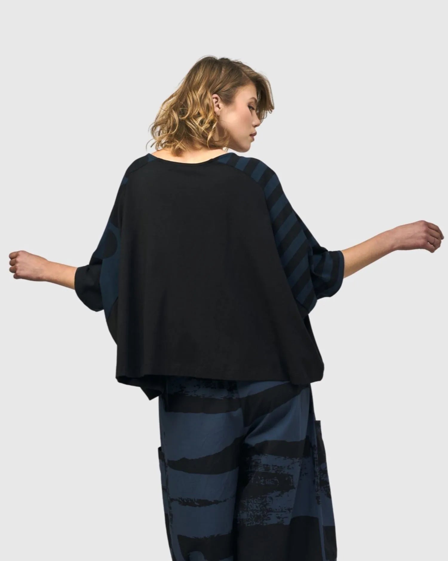 Urban Centro Cropped Tee, Navy – Alembika U.S.